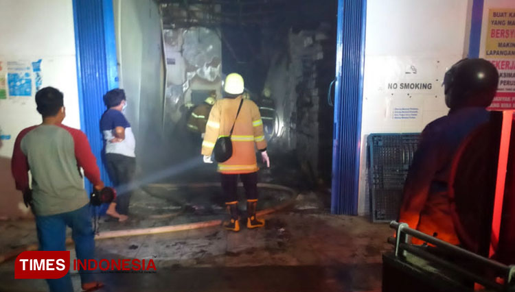 Kebakaran Gudang Ikan, Proses Pendinginan Masih Terus Dilakukan - TIMES Indonesia