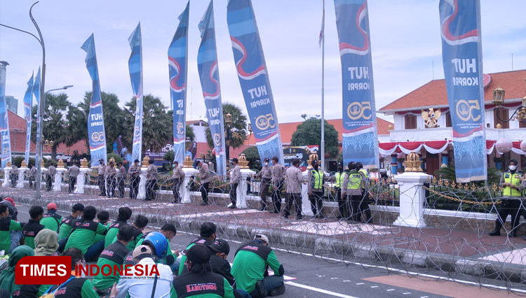 Amankan Demo Buruh di Grahadi, Polrestabes Surabaya Siapkan 2500 ...