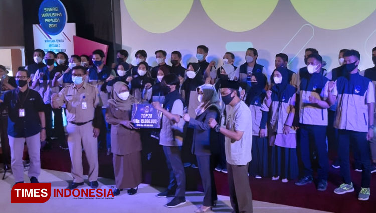 Bupati Tegal Beri Anugerah TOP 28 Wirausaha Pemuda 2021 - TIMES Indonesia