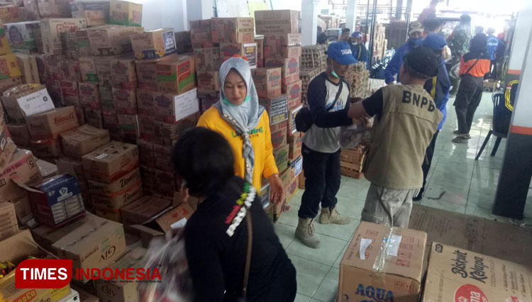 Posko Relawan Blue Helmet di Bencana Erupsi Gunung Semeru Lumajang ...