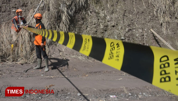 Akses Area Evakuasi Erupsi Gunung Semeru Dipasang Garis Polisi - TIMES ...