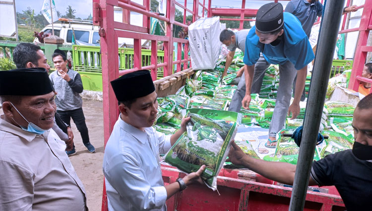 Gus Barra Bagikan Logistik Bantuan Kemanusiaan, Sempat Kunjungi Keluarga Rumini - TIMES Indonesia