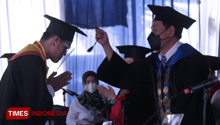 Dua Perguruan Tinggi Zainul Hasan Genggong Probolinggo Gelar Wisuda ...