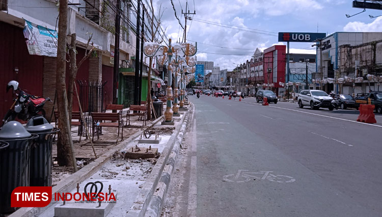 Jadi Ikon Baru Kota Malang, Lampu Hias dan Pohon Tabebuya di Kayutangan ...