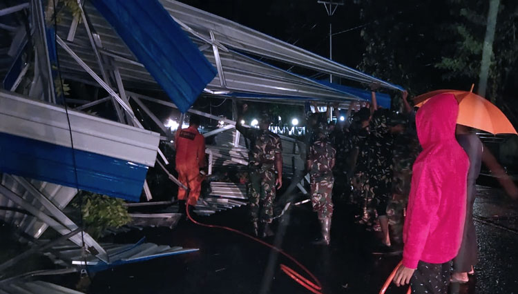 Anggota Denzipur Oharo Hesowa Papua Evakuasi Pohon Tumbang Dari Rumah ...